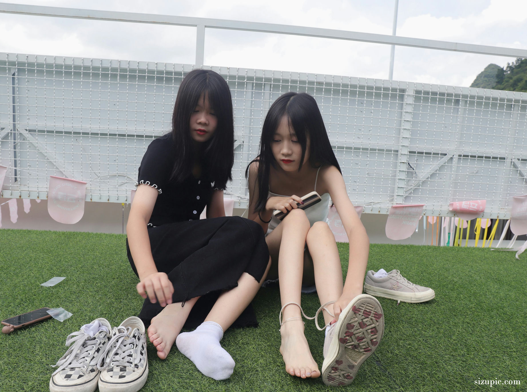 Pary学生模拍-035表妹与小芳拍完美脚拍食物去-爱美脚美足在线视频社区